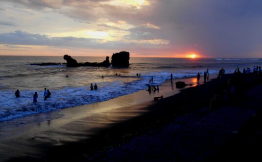 El Tunco Beach El Salvador, one of the best surf spots in the country